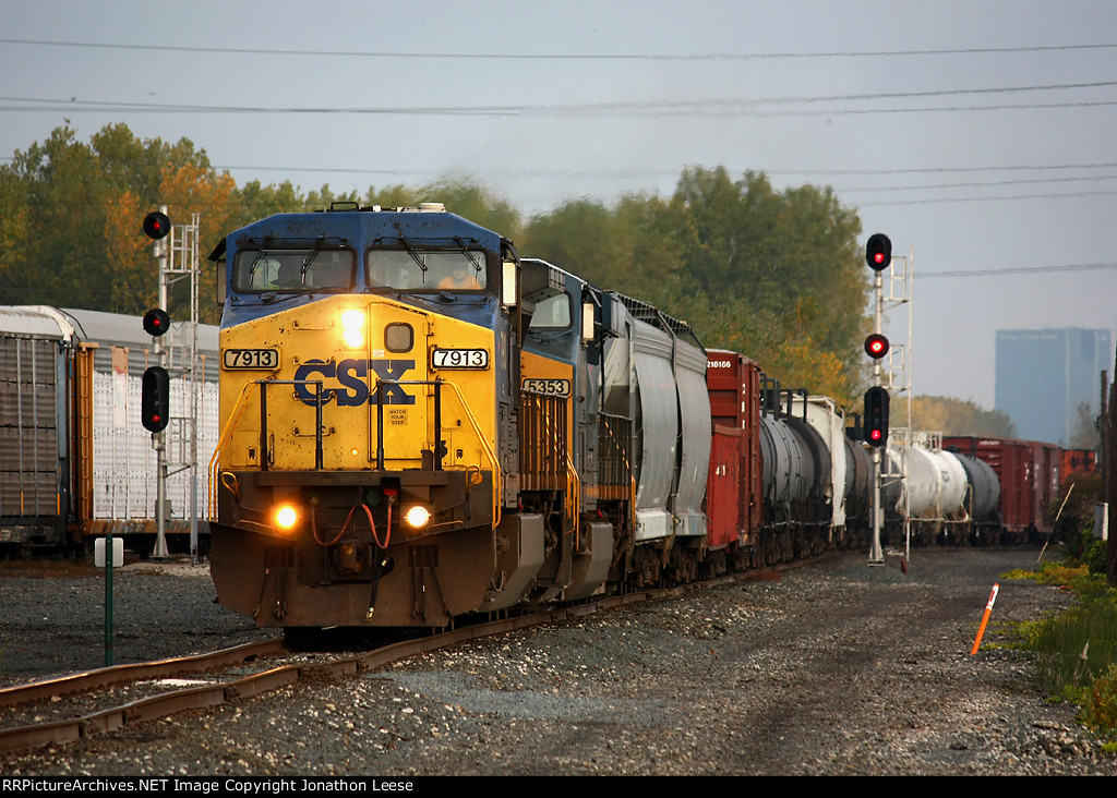 Y321 enters Stanley yard with a cut from Walbridge